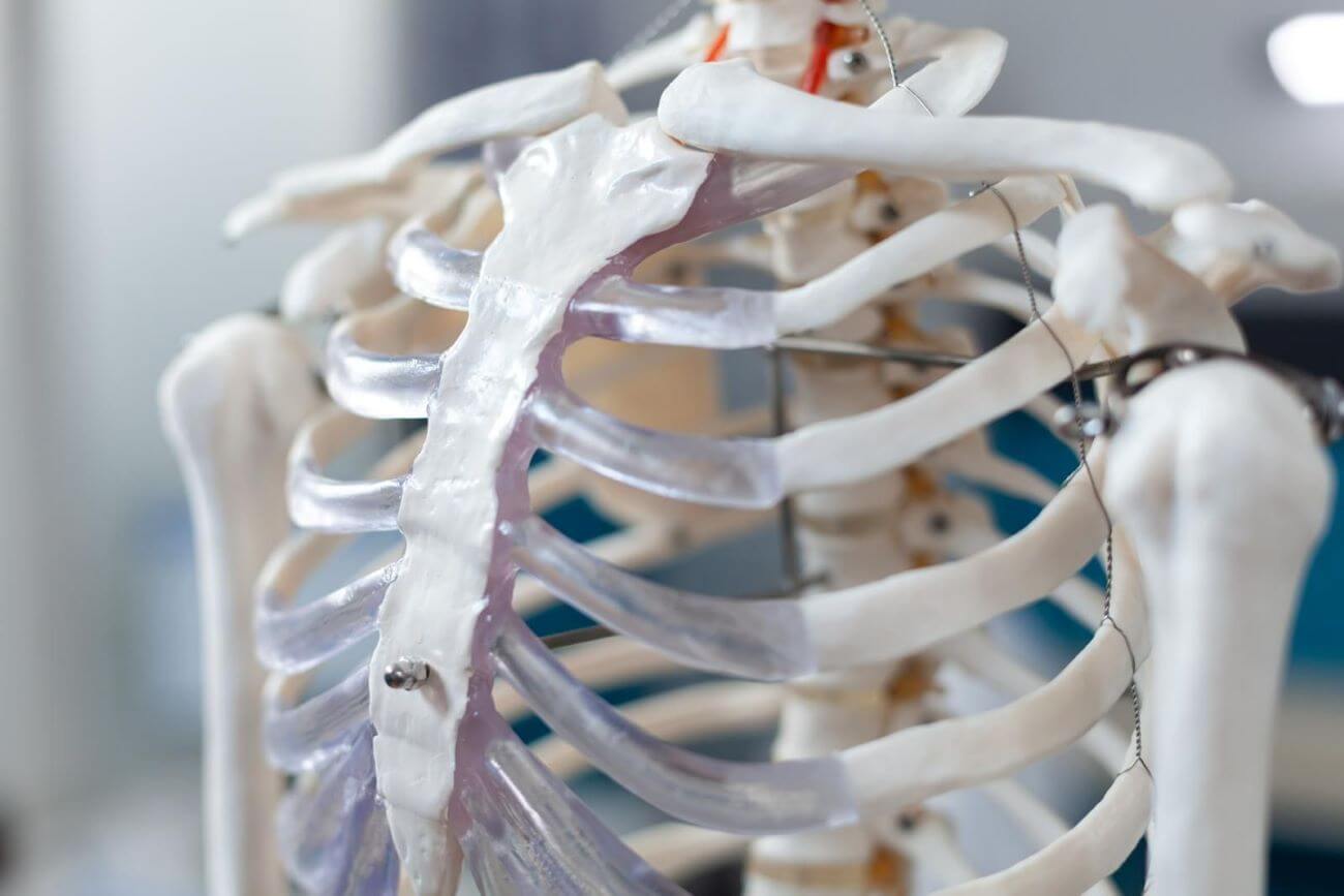 Ile PZU płaci za złamane żebro? Sprawdź odszkodowanie